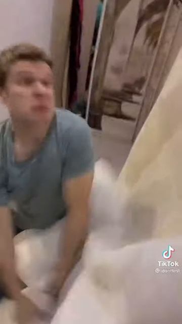 батя выкинул малого на мусорку