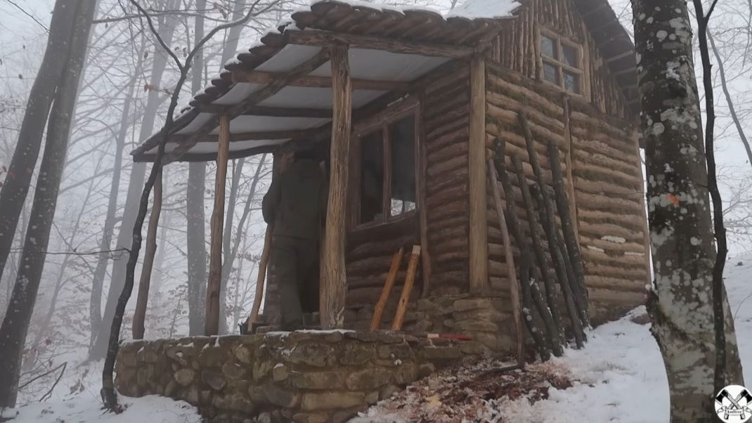 30 дней в одиночестве. Строительство небольшой хижины из брёвен и камня в лесу.