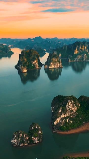 Бухта Халонг — уникальный природный памятник на северо-востоке Вьетнама