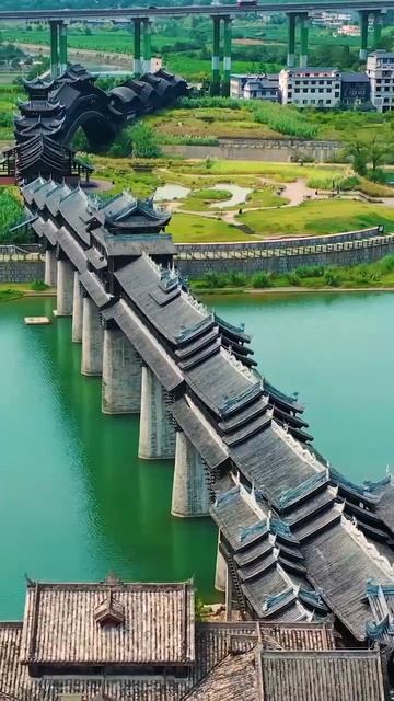 Крытый мост Фэнъюй (Мост Ветра и Дождя) — уникальное сооружение в форме дракона