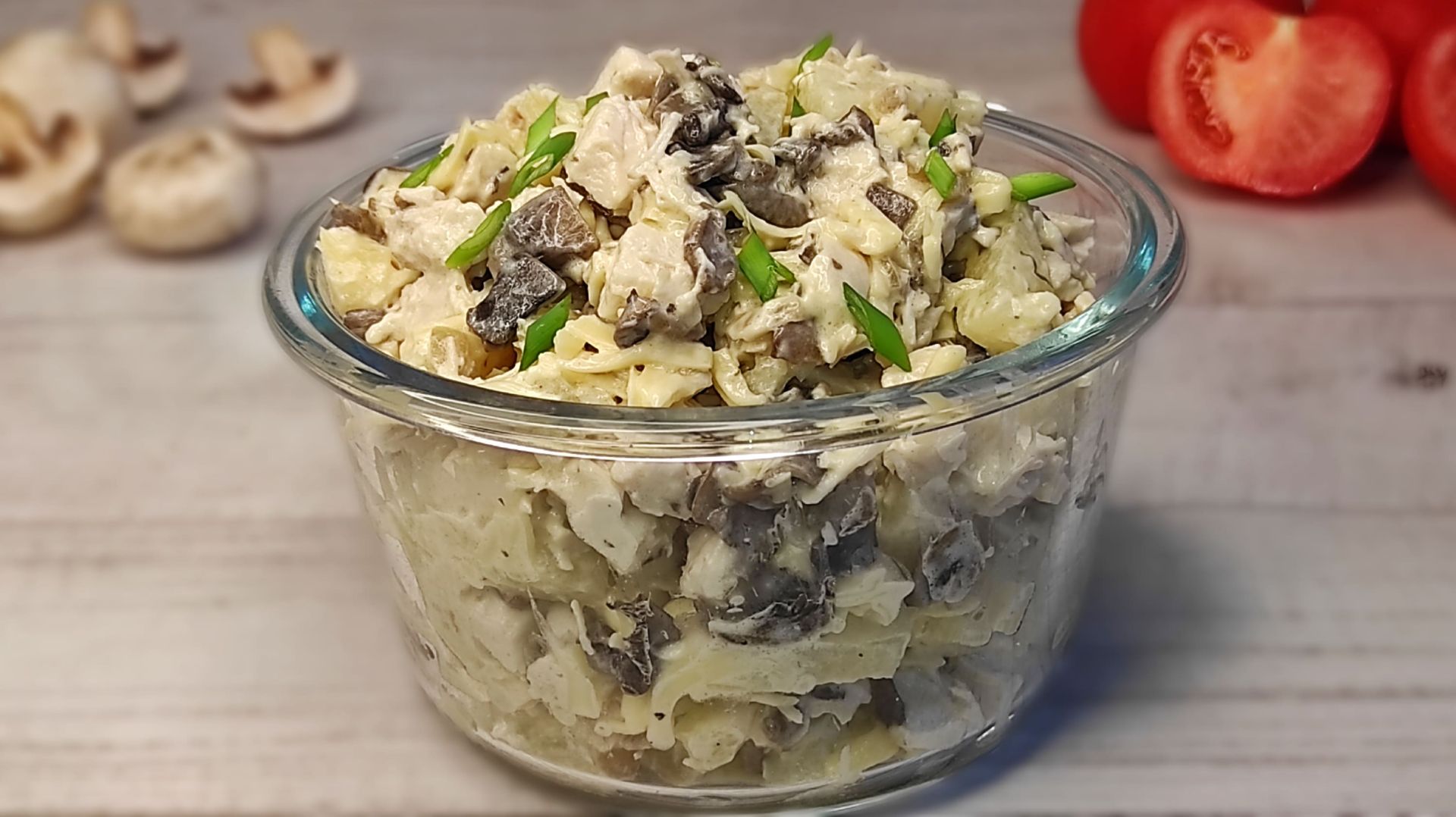 Салат с КУРИЦЕЙ, консервированными АНАНСАМИ и  жаренными ШАМПИНЬОНАМИ. (1)