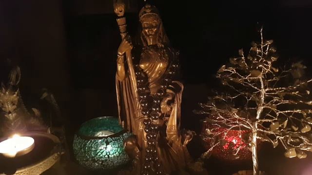 ВЕДЬМЕ ТЕПЛЕЕ С МЕРТВЫМИ