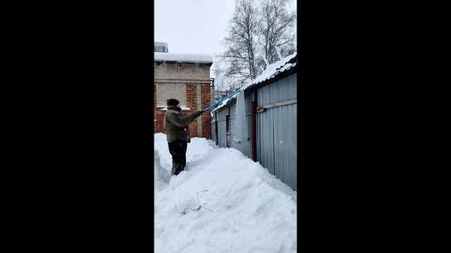Скребок для очистки снега с крыши в работе Ч 2