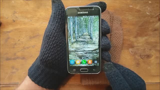 Зимние перчатки с функцией сенсорного экрана.