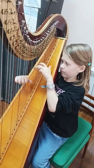 Упражнение с переносом рук наверх в нулевой октаве с аккордами