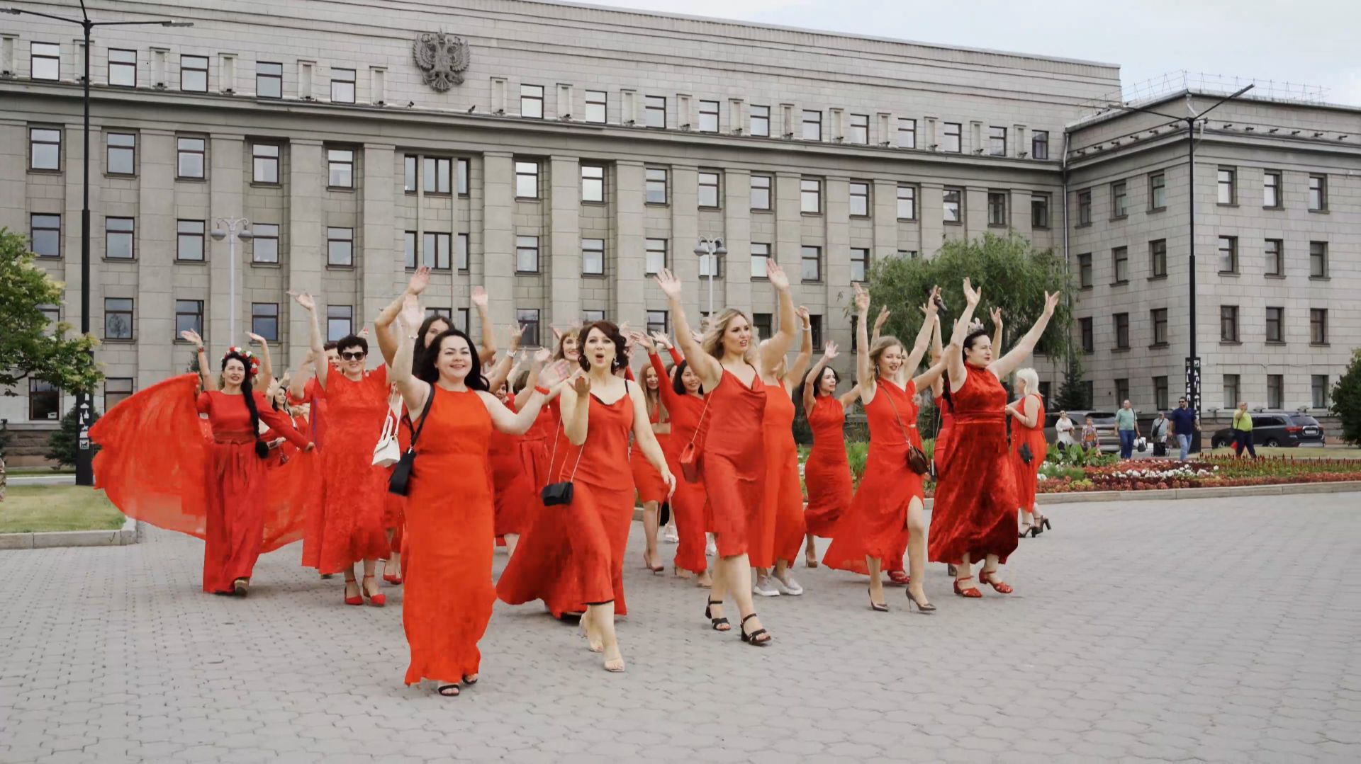 Женщины в красном  - мировой прокт | Иркутск | Арт-шествие и перформанс | 2025