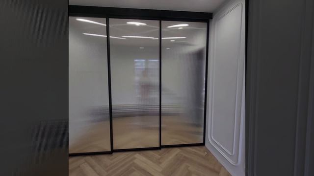 Синхронный механизм + доводчик :2,9мх 2,7м(высота) перегородку из ТРЁХ полотен. Стекло рифленое