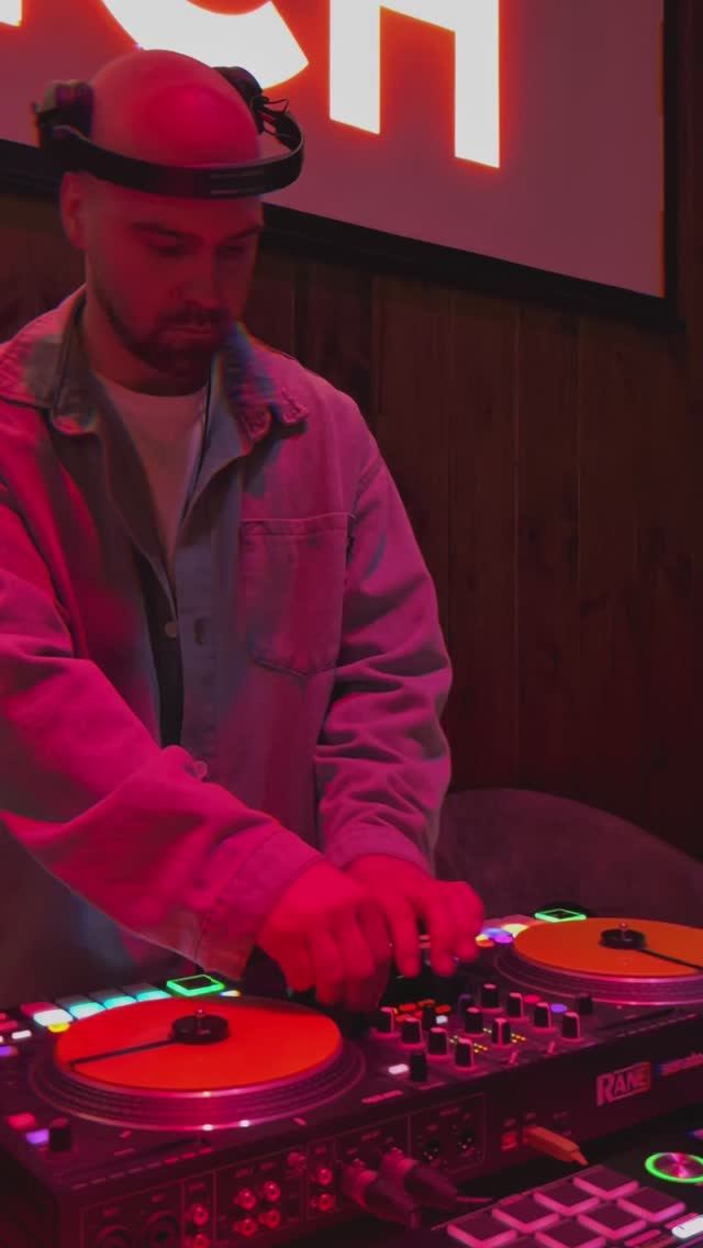 DJ Nikitich выступление диджея в Гриль Баре Место Притяжения Джанкой мероприятия в кафе с диджеем