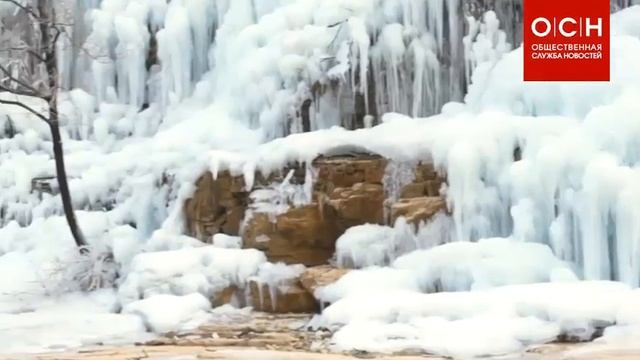 В Китае замёрз водопад Юньтай. Ситуация привлекла внимание туристов и пользователей сети.