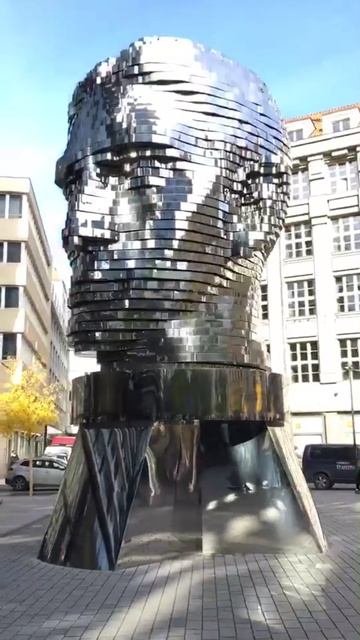 1721. Кинетическая скульптура в Праге в виде головы Франца Кафки