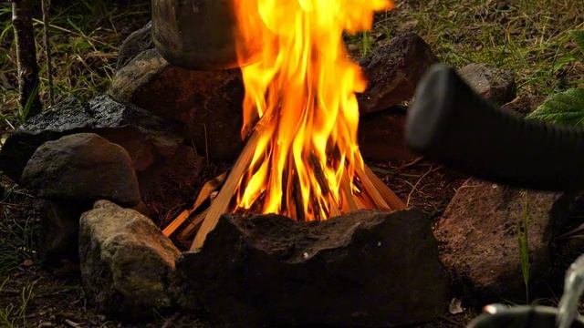 Натуральный звук костра и птиц у спокойного озера. Расслабление и сон