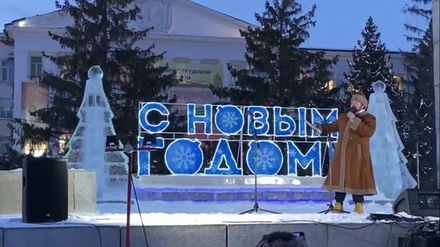 Прямо сейчас на Центральной площади стартовали Масленичные гуляния