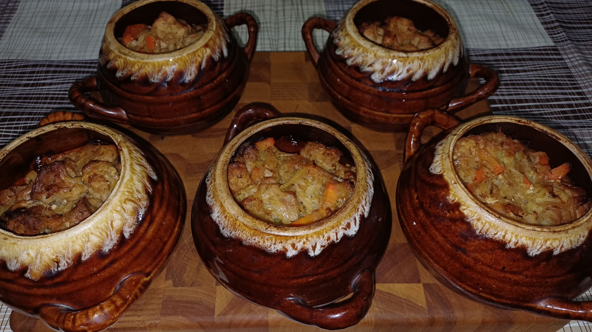 Овощное рагу с мясом в глиняных горшочках.