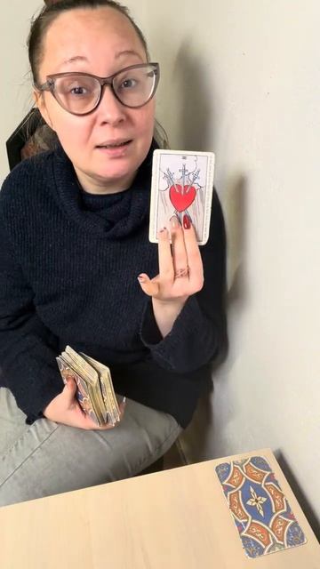 Определяем карту таро с помощью карт таро #таролог #tarot #гадалка #картытаро #силакарт