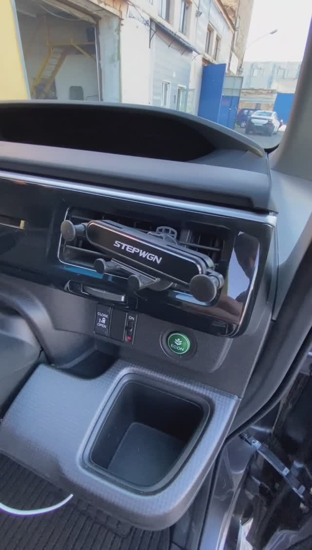Автомобильный держатель для телефона. Honda StepWGN. Phone holder for car.