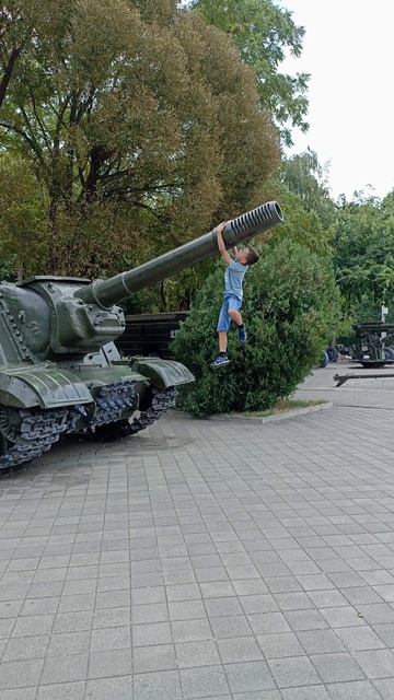 Сильнее в три раза | Мускулы против железа | Серега скалолаз #боулдеринг #shorts #спорт #спортвпарке