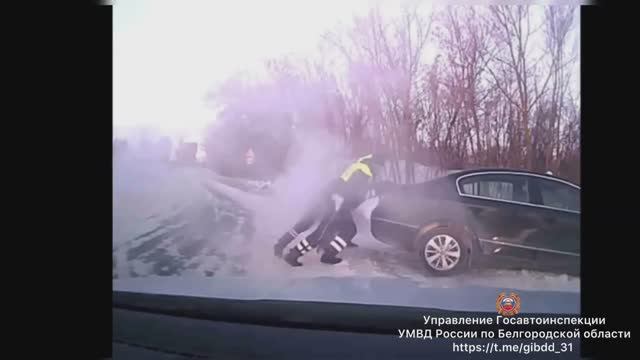 Белгородские автоинспекторы пришли на помощь водителям