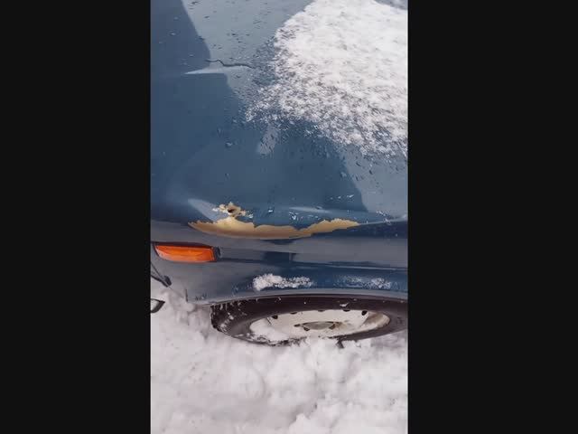 Упало стекло с 5 этажа пробило Ниву Glass from the 5th floor pierced a Niva.