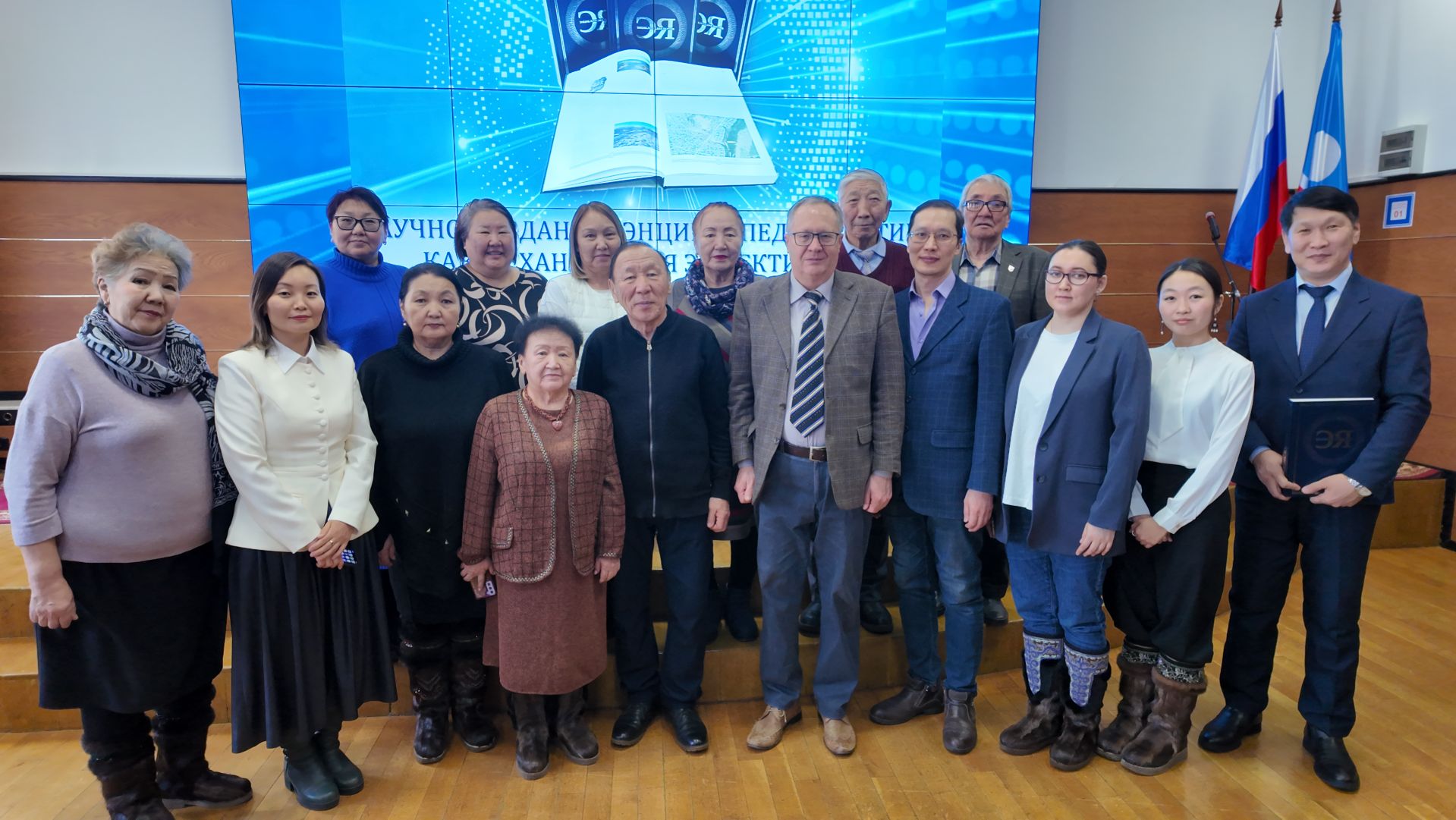 Землячества республики получают первый том Энциклопедии Якутии - 18.02-2026