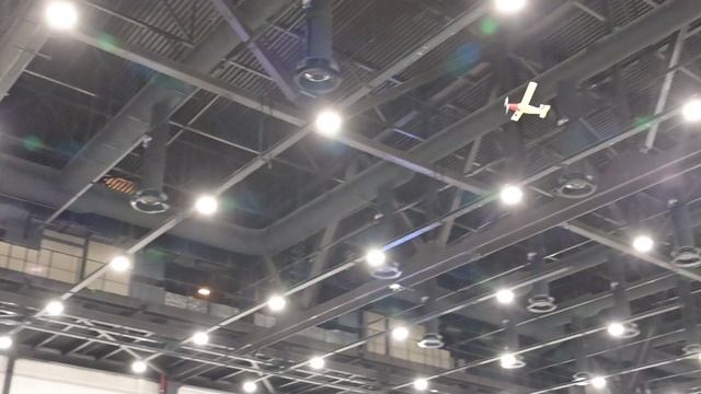 Жёлтый Пилатус на резиномоторе авиамодельные копии F4D летают на фестивале в Санкт-Петербурге