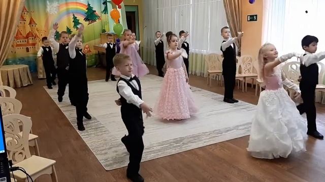 2023 год  ВЫПУСКНОЙ вальс с птичками ГРУППА ЛУЧИКИ