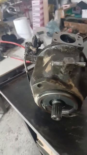 Демонтаж и ремонт КПП экскаватора-погрузчика Caterpillar | Разбор гидравлического насоса