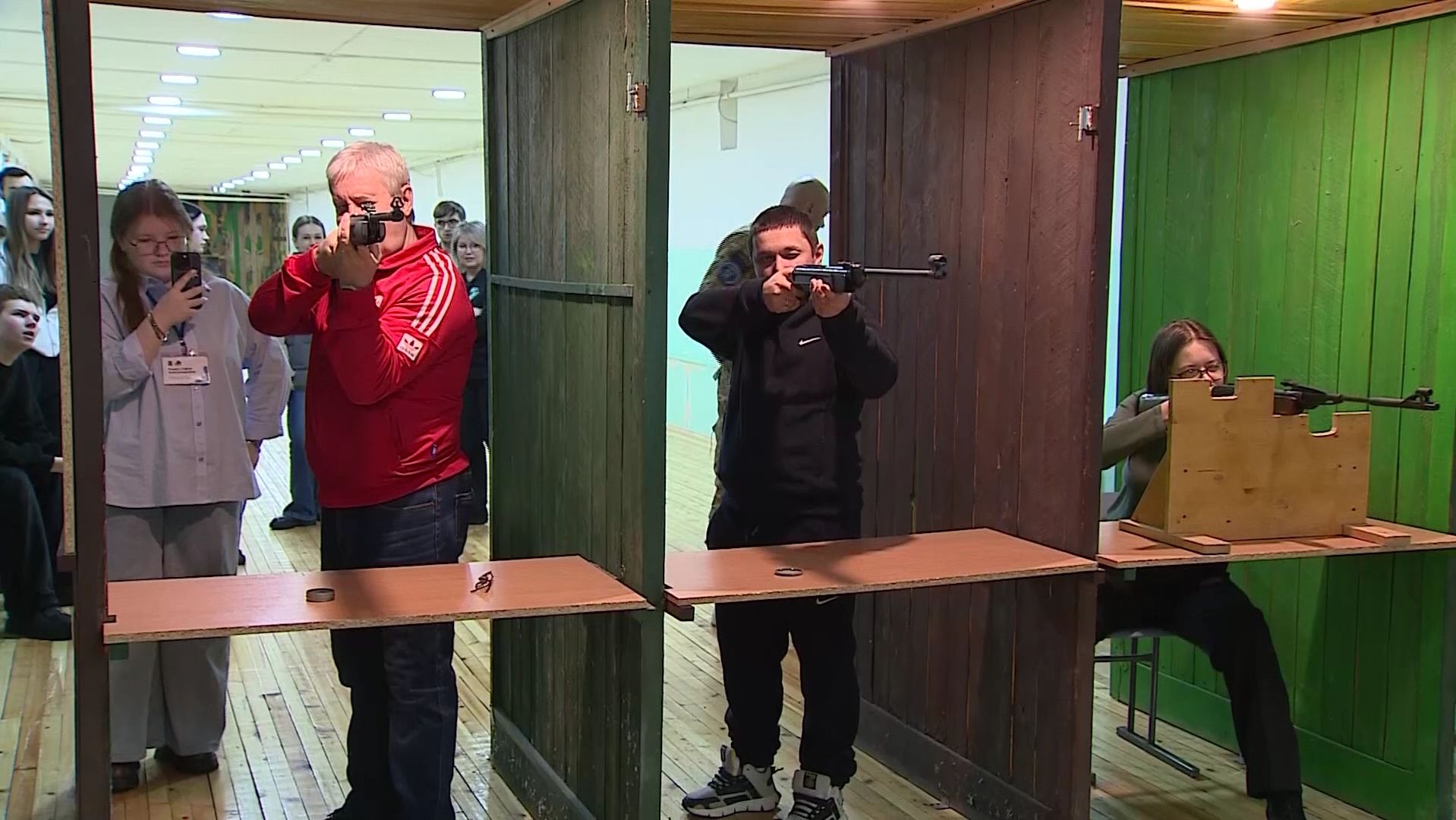 В Советском определили самых метких стрелков из пневматической винтовки