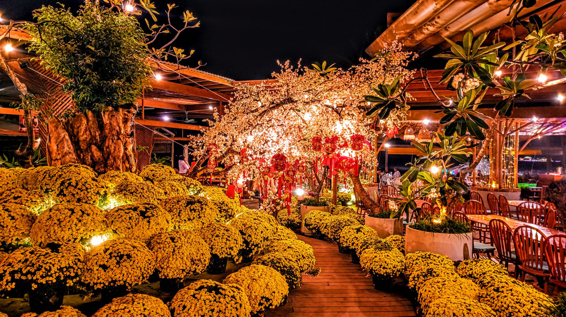 Редкие кадры полного салюта в Нячанге на ТЕТ