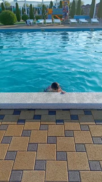 Водные процедуры | Серега скалолаз плавает и развлекается #бассейн #серега #shorts #купание