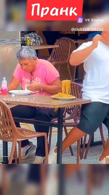 пранк с макаронами