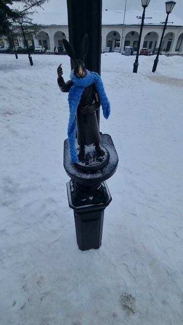 Жанровая скульптура туристического квеста в Костроме заяц-чиновник на Советской площади