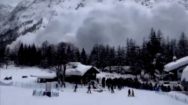 Сход лавины на курорте Италии