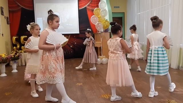 Танец с веерами