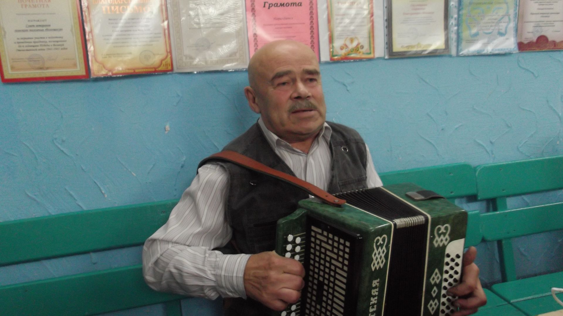 =СИРЕНЕВЫЙ ТУМАН= ПОЁТ С ТЕКСТОМ ПЕРЕД ВАМИ ВАСЯ ПОПОВЮ КИНО ВАСЬ! В ТЁМНУЮ !
