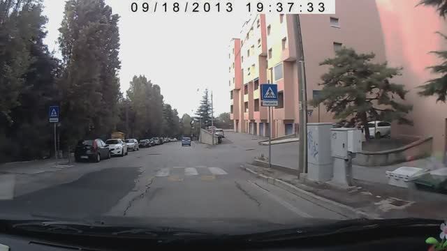 Парковка во внутреннем дворе, в городе Италии. Анкона.