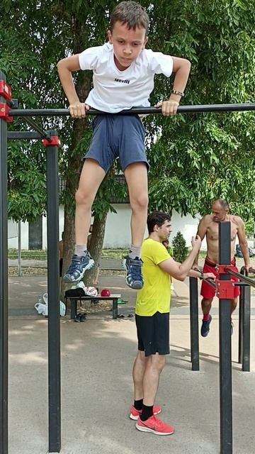 Показываю взрослым мастер-класс | Мускулы против железа | Серега скалолаз #боулдеринг #shorts #спорт