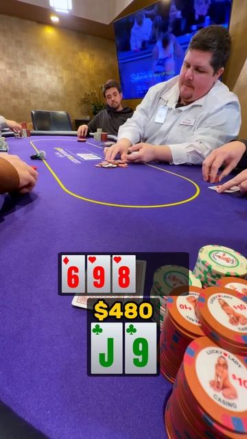 POV За столом завязывается самая глупая борьба, какую только можно себе представить 😅💸