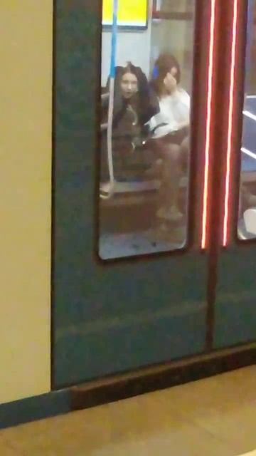 Ст. метро Ботанический сад,Москва,Оранжевая  Линия - интерьер,пассажиры,прибытие поездов  Фрагмент 5