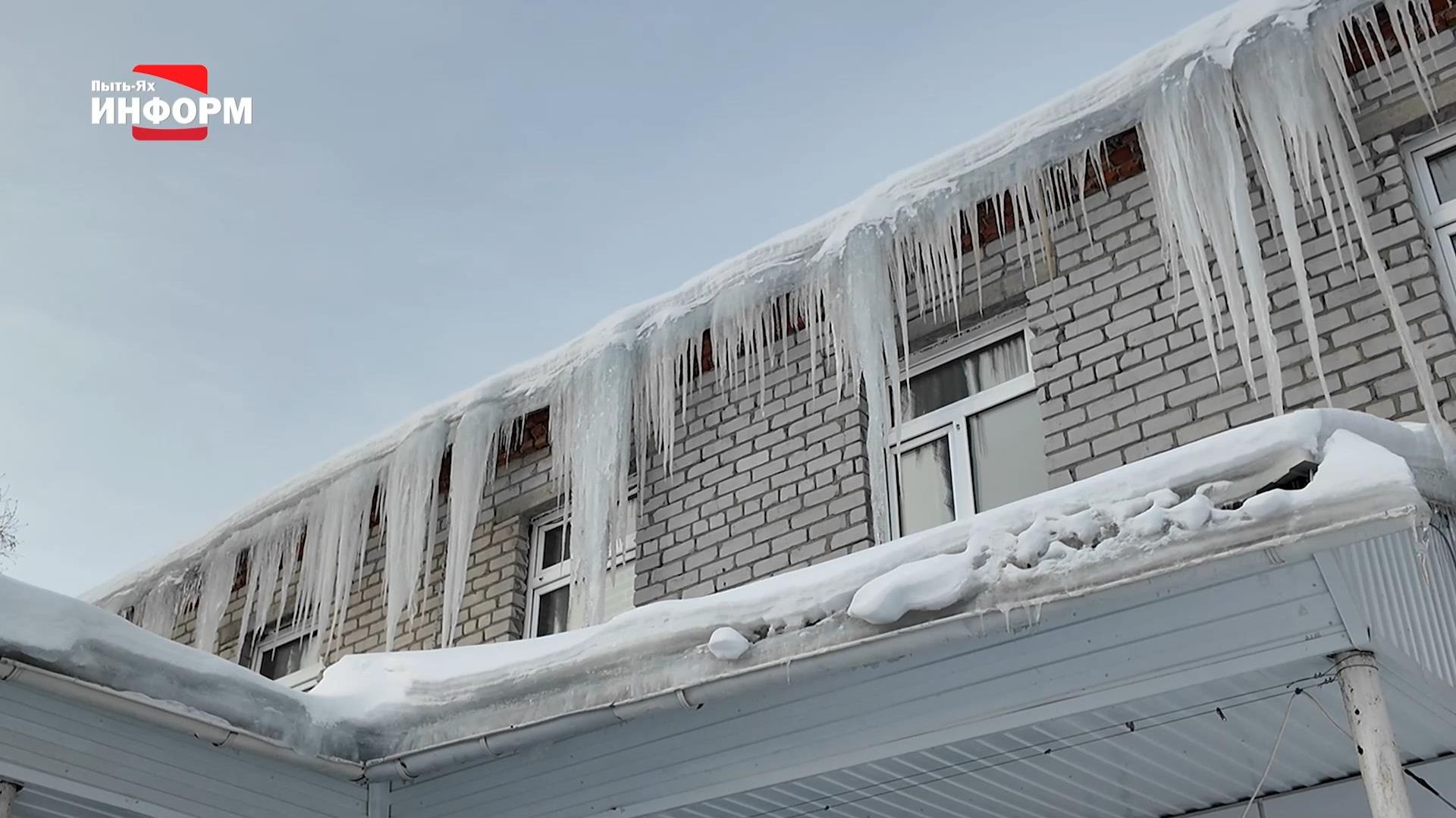 Своевременная очистка снега и наледи с крыш