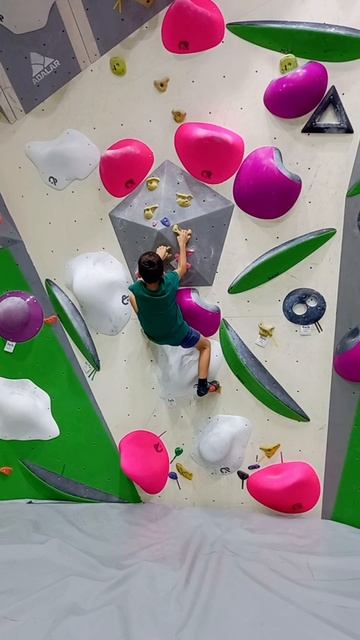 Не всегда с первого раза | Серега скалолаз #серегаскалолаз #серегаспортсмен #боулдеринг #shorts