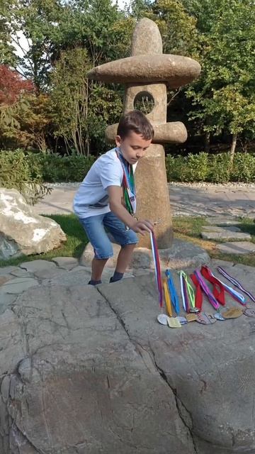 Серега скалолаз  и его первые медали | Серега скалолаз #паркГалицкого #серега #shorts #японскийсад