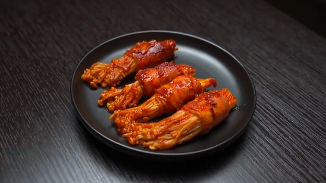 Грибы эноки в остром соусе