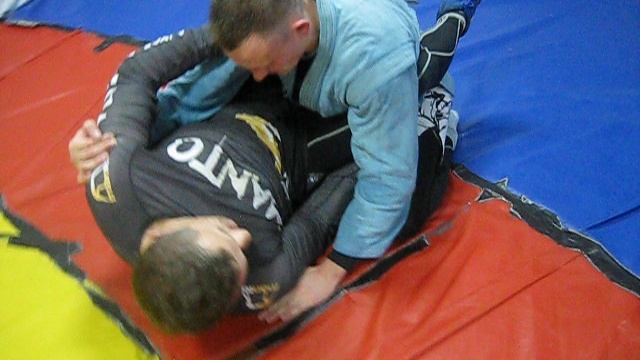 2017 год. Из защиты на спине с захватом за пояс спереди рычаг локтя и переворот.