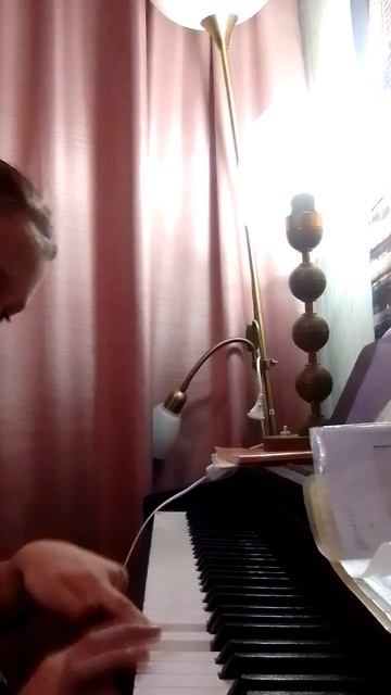 Играю на фортепиано зацените 💛