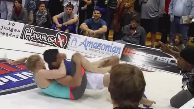 Турнир по грепплингу - девушка против парня
