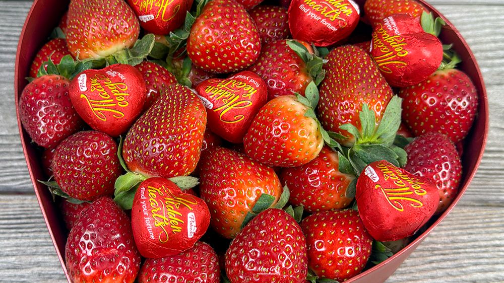 Подарочный набор с ягодами «Клубничное сердце»