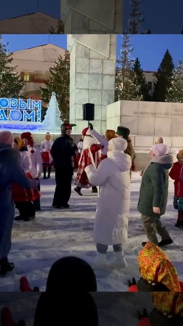 Скоморохи, Мороз Иванович, Зимушка и Весна-Красна развлекают гостей на площади.