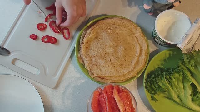 😍🥞 ГОТОВИМ БЛИНЧИКИ С НАЧИНКОЙ ИЗ КРАСНОЙ РЫБЫ И ЗЕЛЕНИ 😋 очень вкусно и полезно