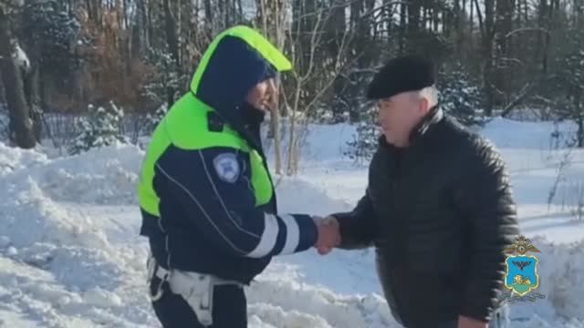 В морозную погоду белгородские автоинспекторы пришли на помощь водителям