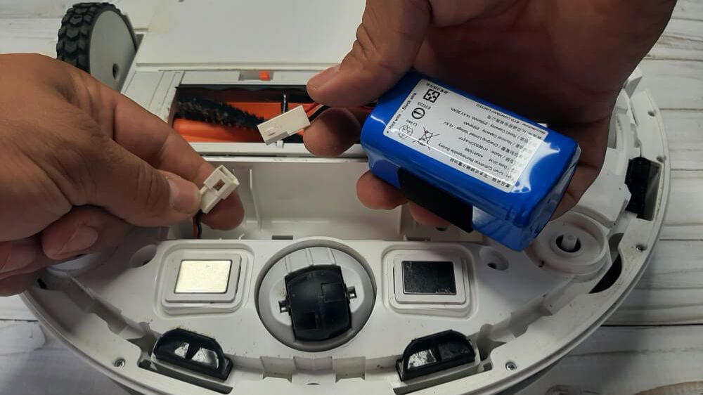 Как заменить аккумулятор в роботе-пылесосе Xiaomi MJSTG1: Пошаговая инструкция